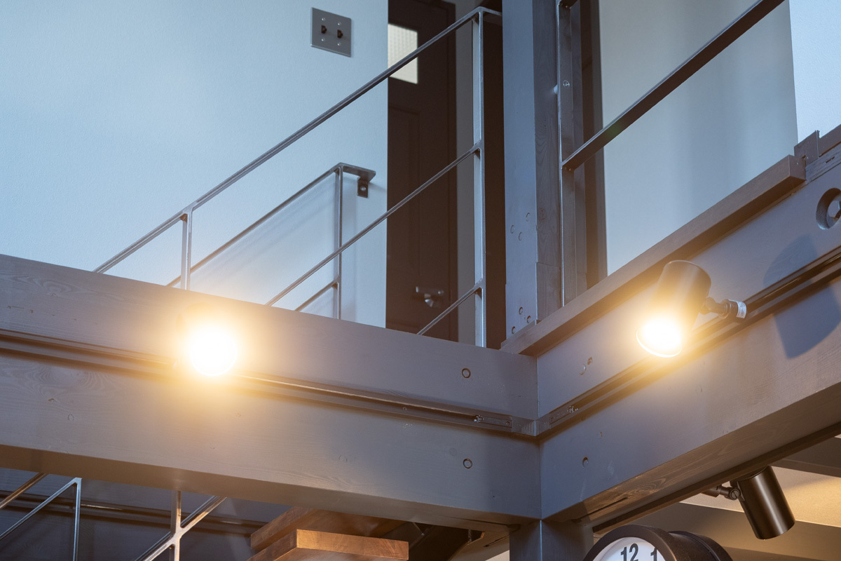 吹き抜けリビングの照明｜おしゃれにするポイントと施工事例 | 湘栄建設（SHOEI KENSETSU）